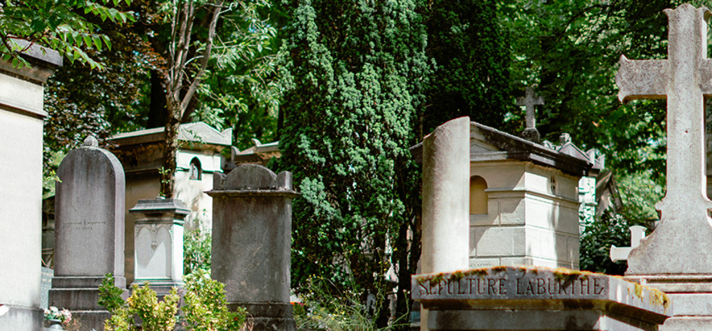 Combien coûte une place au cimetière ? Tarifs et concessions