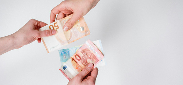 Comment payer des obsèques sans argent ? Solutions et aides disponibles