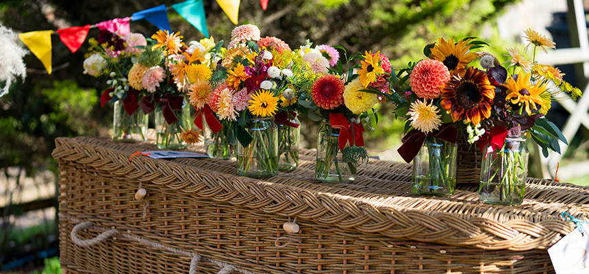 Pourquoi dit-on « mise en bière » ? Origine de cette expression funéraire